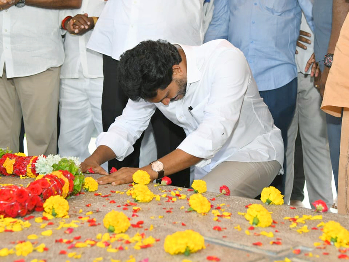 ఇడుపులపాయలో వైఎస్‌ జగన్‌ (ఫొటోలు) | YS Jagan Pays Tribute To Dr YS Rajasekhara Reddy At YSR Ghat ...
